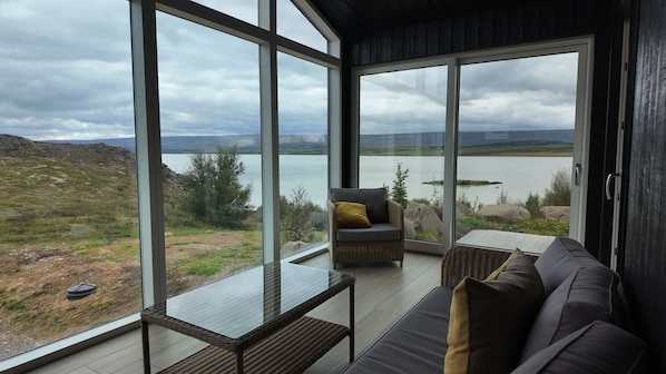 Suite, vista para o lago | Sala de estar | Piso aquecido