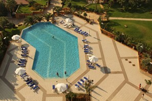 Piscina interna, 2 piscinas externas