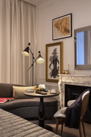 Estúdio executivo | Roupas de cama premium, cofres nos quartos, escrivaninha