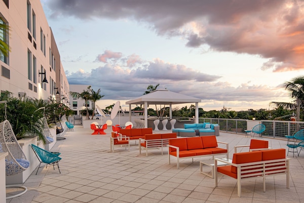 Piscina externa, funciona das 8h às 20h, barracas de cortesia