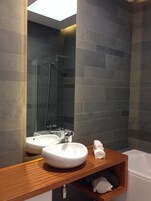 Apartamento exclusivo, para não fumantes | Banheiro | Produtos de toalete grátis, secador de cabelo, toalhas de banho 