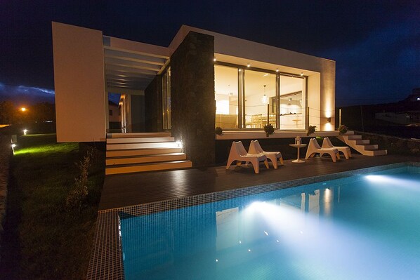 Piscina exterior, guarda-sóis, espreguiçadeiras 