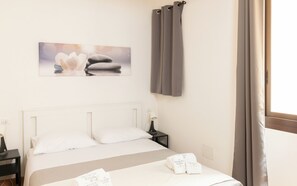 Quarto casal, banheiro privativo | Roupas de cama premium, frigobar, cofres nos quartos, escrivaninha