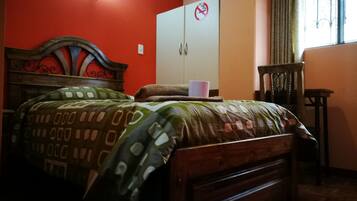 Quarto Individual, casa de banho privativa | Cofre no quarto, com decoração personalizada