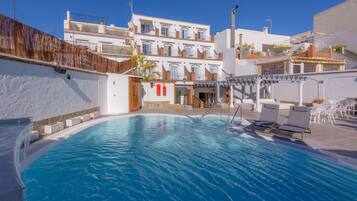 Piscina exterior, da(s) 9:00 à(s) 21:00, guarda-sóis, espreguiçadeiras