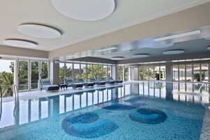 Piscina interior, piscina exterior, guarda-sóis, espreguiçadeiras