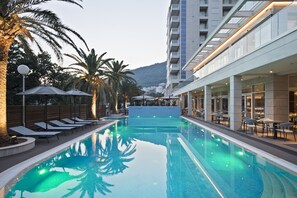 Piscina interior, piscina exterior, guarda-sóis, espreguiçadeiras 