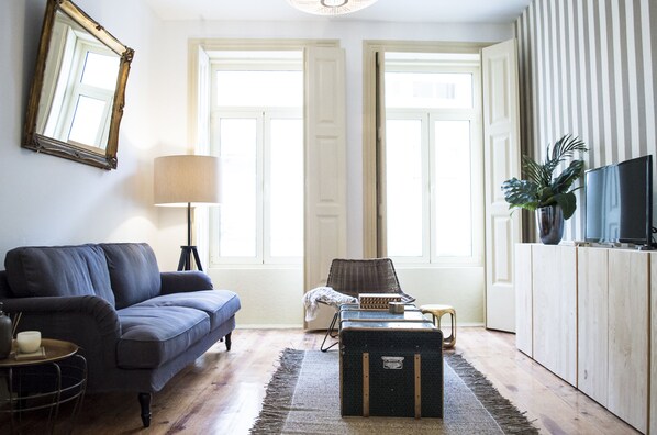 Apartamento Design, 2 quartos, vista para o pátio | Sala | TV de ecrã plano 