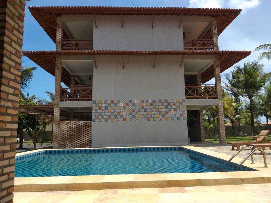 Piscina exterior, espreguiçadeiras