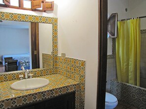 Quarto Duplo | Casa de banho | Um polibã, artigos de higiene pessoal grátis