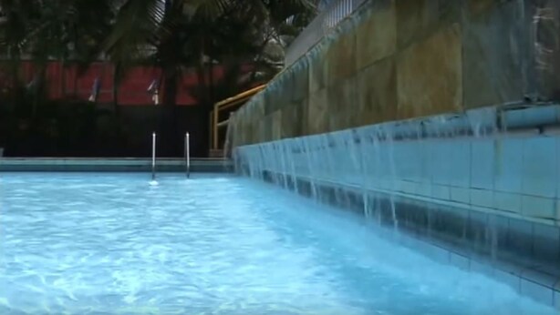 Uma piscina com uma cascata.