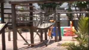 Uma estrutura de recreação com vários níveis e elementos de escalada.