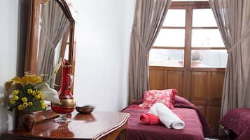 Escrivaninha, cortinas blackout, Wi-Fi de cortesia, roupa de cama