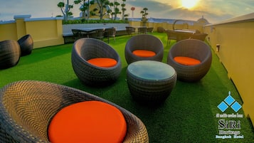 Terraço com espreguiçadeiras