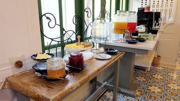 Pequeno-almoço tipo buffet diário (250 THB por pessoa)