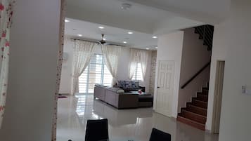 Casa família, várias camas, para não fumantes | Área de estar | TV LED, DVD player