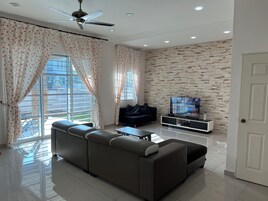 Casa Familiar, várias camas, não fumadores | Sala de estar | Televisor LED, leitor de DVD