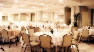 Pequenos-almoços, almoços, jantares servidos, cozinha local