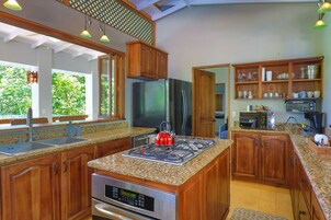 Vila superior, 4 quartos, piscina particular, vista para o oceano | Cozinha privada | Geladeira, micro-ondas, fogão, cooktop