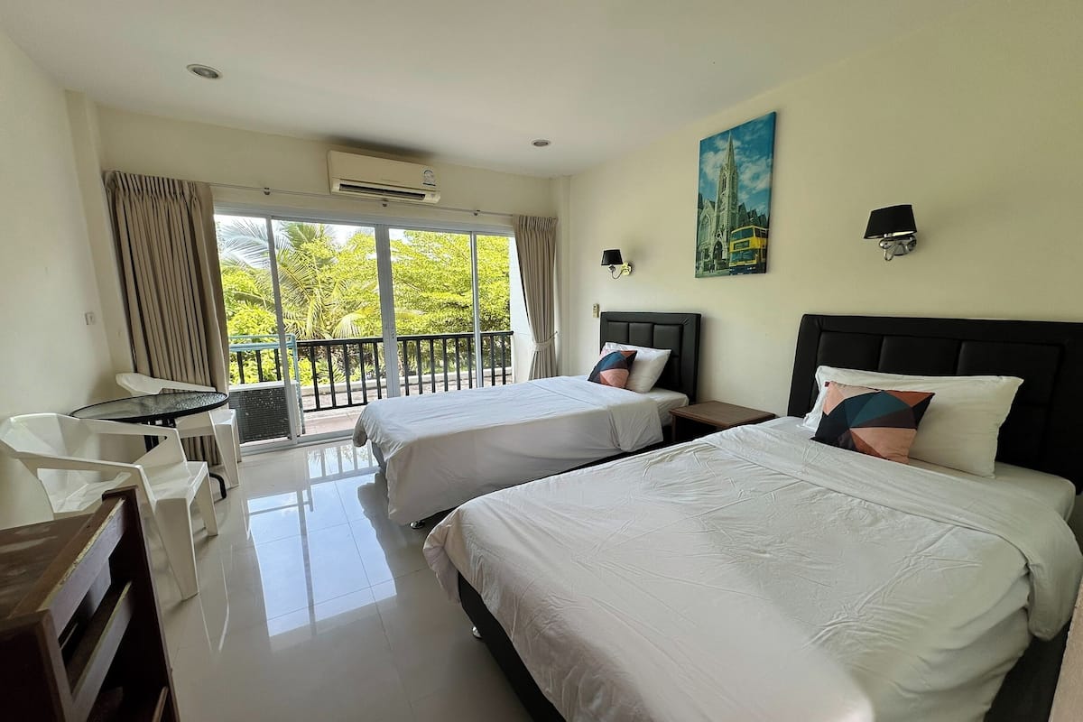 Quarto Twin | Minibar, cofre no quarto, secretária, cortinas/cortinados opacos