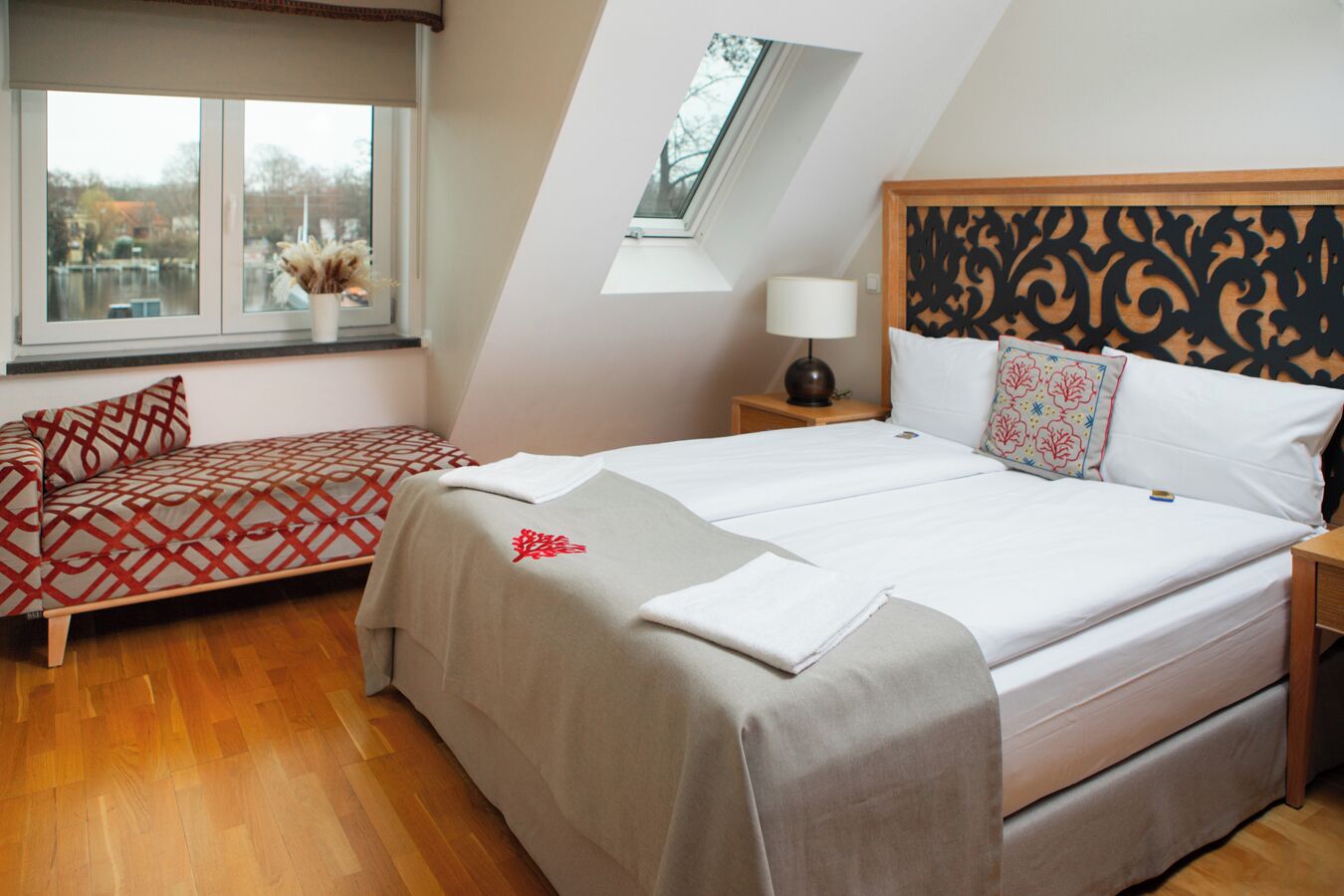 Lençóis italianos Frette, roupas de cama premium, frigobar, escrivaninha