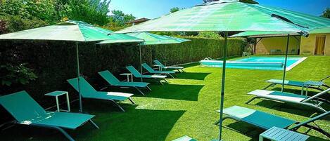 Piscina externa sazonal, funciona das 9h às 19h30, guarda-sóis