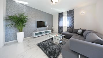 Design Two Bedroom Apartment with City View | Área de estar | Pisos aquecidos
