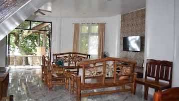 Casa premier, 2 quartos, vista para a praia, de frente para a praia | Área de estar | TV LED 32 polegadas com canais a cabo, TV