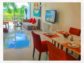 Apartamento luxo, 2 quartos, acessível, vista para o oceano | Área de estar | TV LED