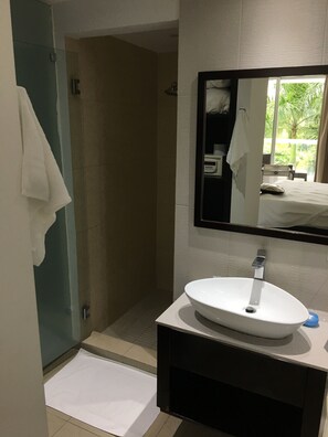 Estúdio, várias camas, acessível | Banheiro | Chuveiro, produtos de toalete grátis, secador de cabelo 