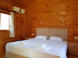 Frigobar, escrivaninha, cortinas blackout, quartos à prova de som