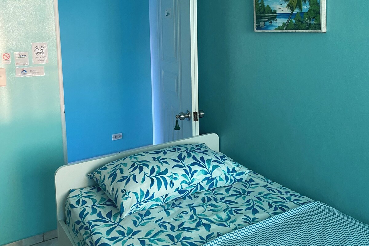 Quarto solteiro econômico, 1 cama de solteiro, para não fumantes | Escrivaninha, Wi-Fi de cortesia, roupa de cama