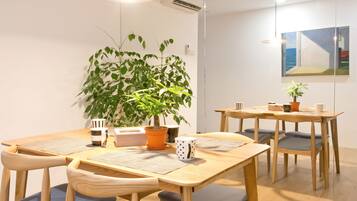 Suíte conforto, 1 quarto | Opções para refeição no quarto