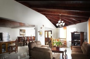 Villa Familiar, 5 quartos, não fumadores | Sala | Televisor de ecrã plano de 32 polegadas com canais por cabo, televisor