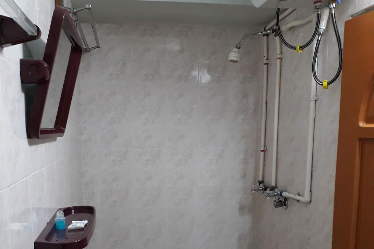 Quarto Individual Standard | Casa de banho | Um polibã, artigos de higiene pessoal grátis