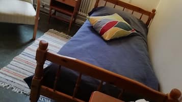 Quarto Individual, casa de banho partilhada | Ferro/tábua de engomar, Wi-fi grátis, roupa de cama fornecida
