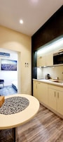 Apartamento família, 2 quartos, cozinha | Cozinha privada | Geladeira, cooktop, chaleira elétrica