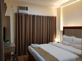 Quarto standard (Queen) | Escrivaninha, cortinas blackout, Wi-Fi de cortesia, roupa de cama