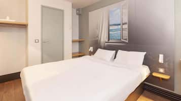 Escrivaninha, quartos à prova de som, Wi-Fi de cortesia, roupa de cama