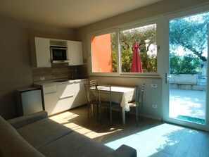 Estúdio | Cozinha americana privada | Geladeira grande, fogão, cooktop, chaleira elétrica