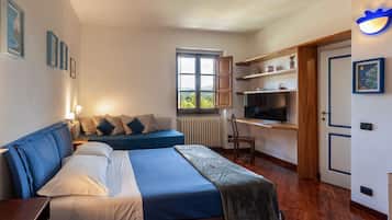 Quarto Triplo Deluxe | Cortinas/cortinados opacos, Wi-fi grátis, roupa de cama fornecida
