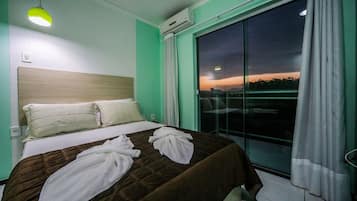 Suíte luxo, 1 cama de casal, para não fumantes | Roupas de cama premium, individualmente mobiliados, escrivaninha