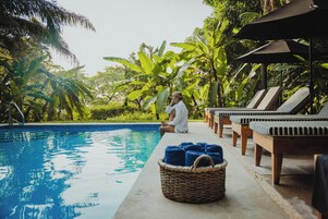 2 piscinas externas, funciona das 7h às 22h, guarda-sóis