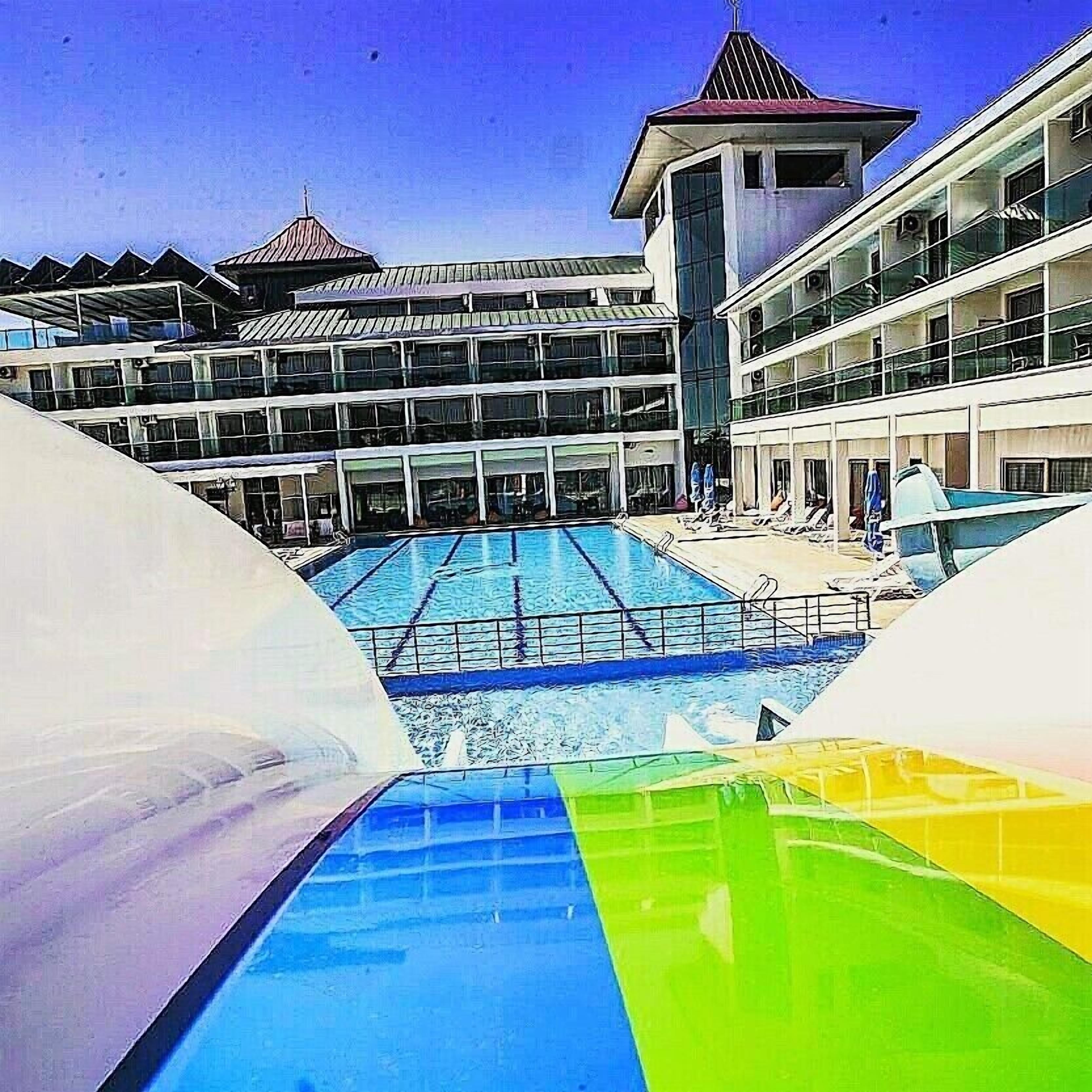 Piscina interna, 3 piscinas externas, guarda-sóis, espreguiçadeiras