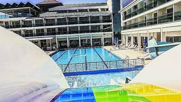 Piscina interna, 3 piscinas externas, guarda-sóis, espreguiçadeiras