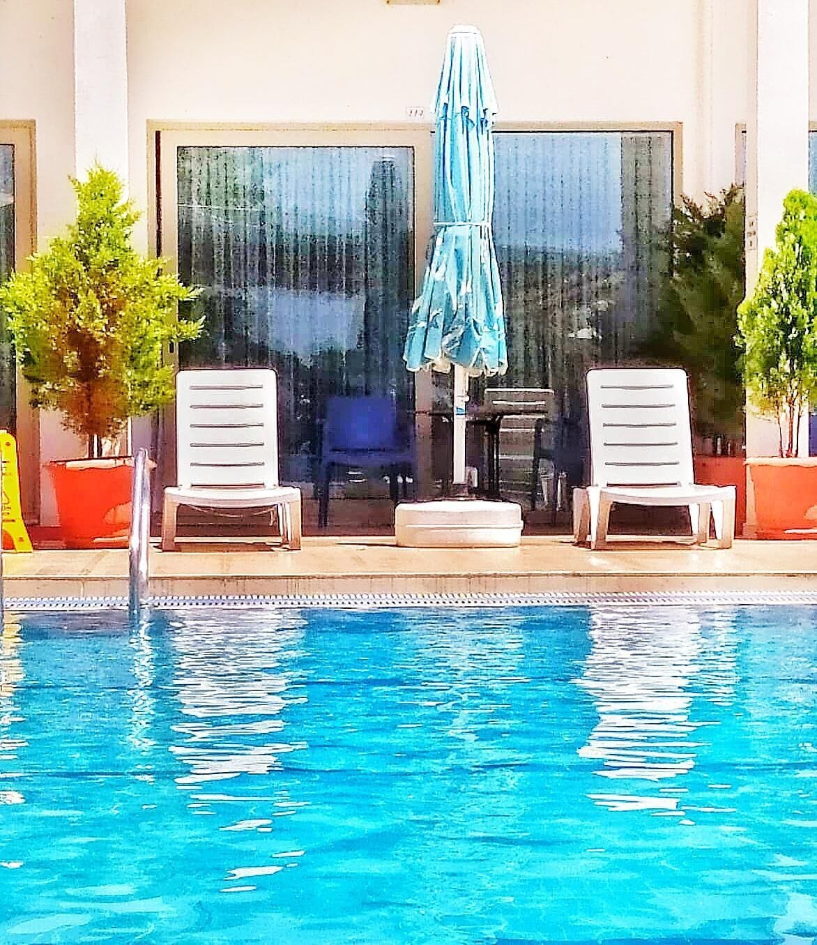 Quarto triplo standard, vista para a piscina | Roupas de cama antialérgicas