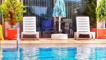 Quarto triplo standard, vista para a piscina | Roupas de cama antialérgicas