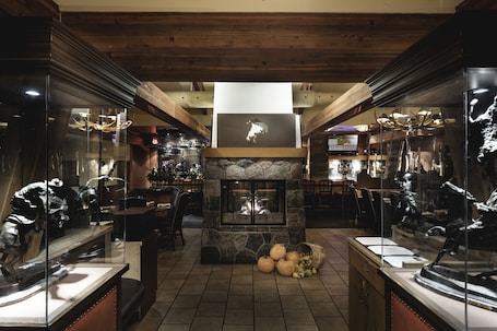 2 restaurantes, pequenos-almoços servidos . The Falls Hotel & Inn