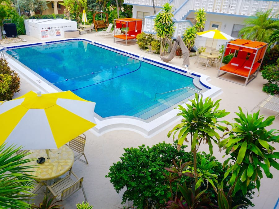 Piscina exterior, uma piscina aquecida, toldos gratuitos, guarda-sóis