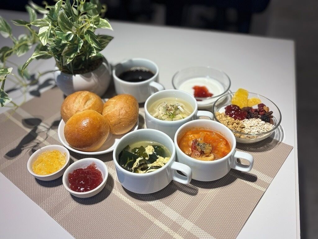 Pequeno-almoço tipo buffet diário mediante uma taxa 